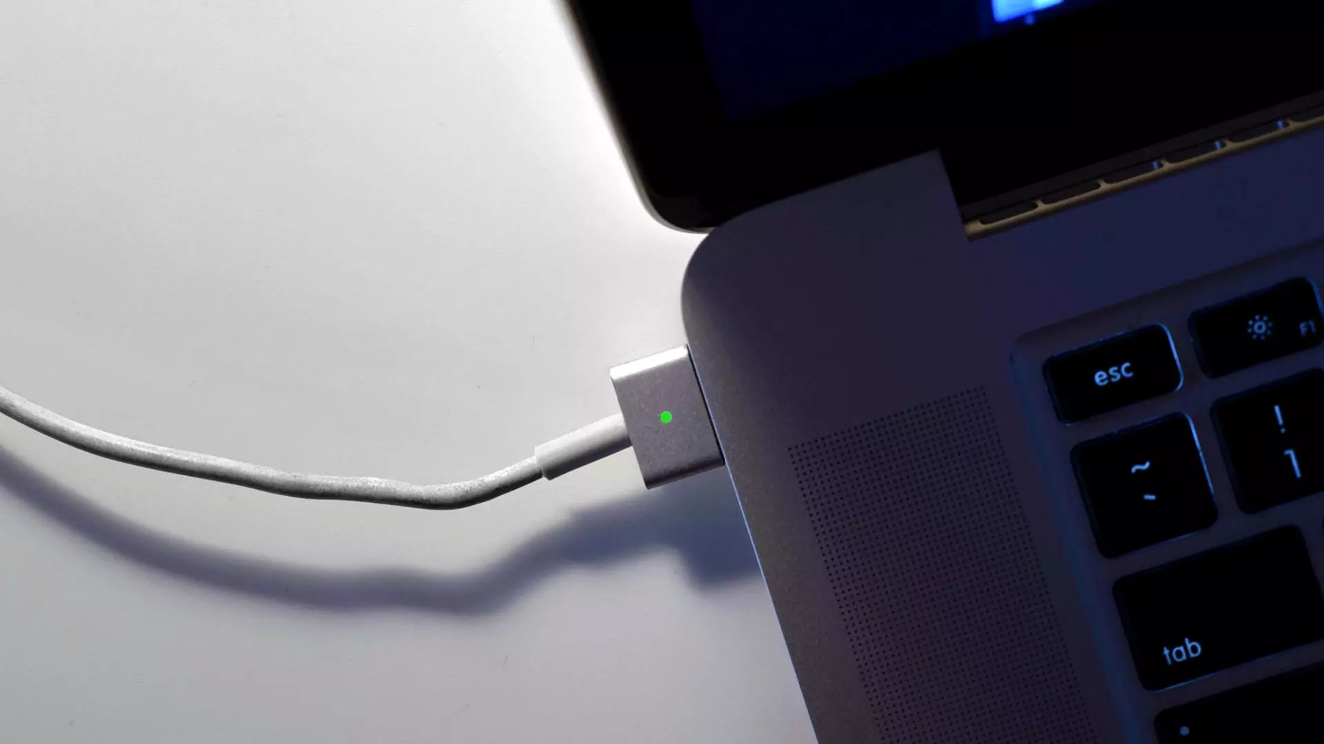 Apple iPhone የሚያስከፍሉ ታዋቂ መግነጢሳዊ MagSafe ያነቃናል