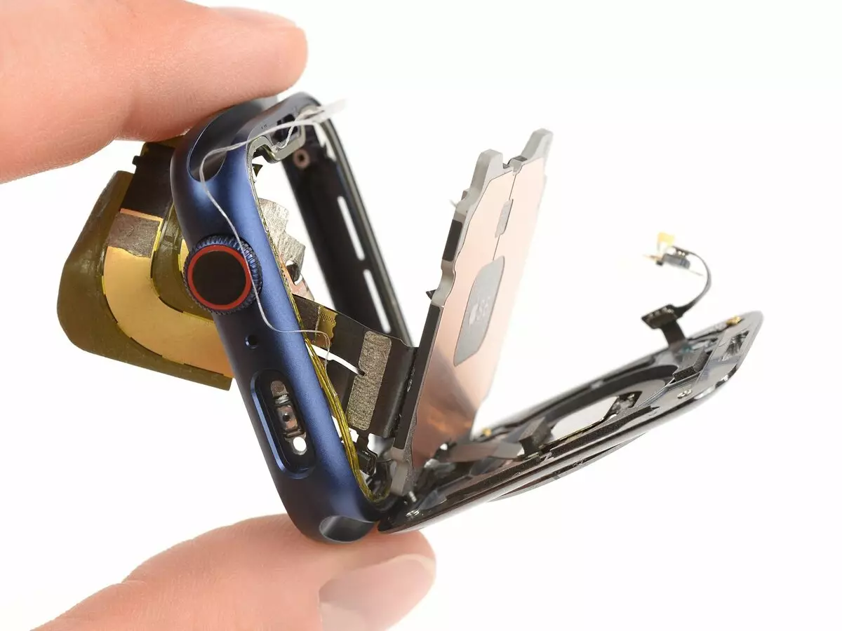 IFIXIT Specialistów zdemontowane Seria Apple Watch Series 6. Co w środku? 2351_2