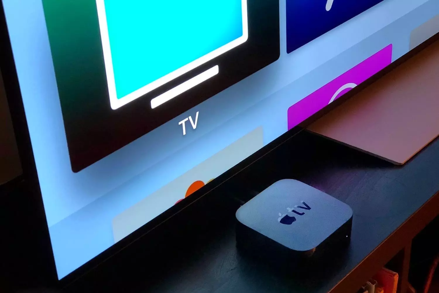 Bloomberg: TV tuntun ti Apple yoo ṣafihan ko si sẹyìn ju 2021th 2479_0