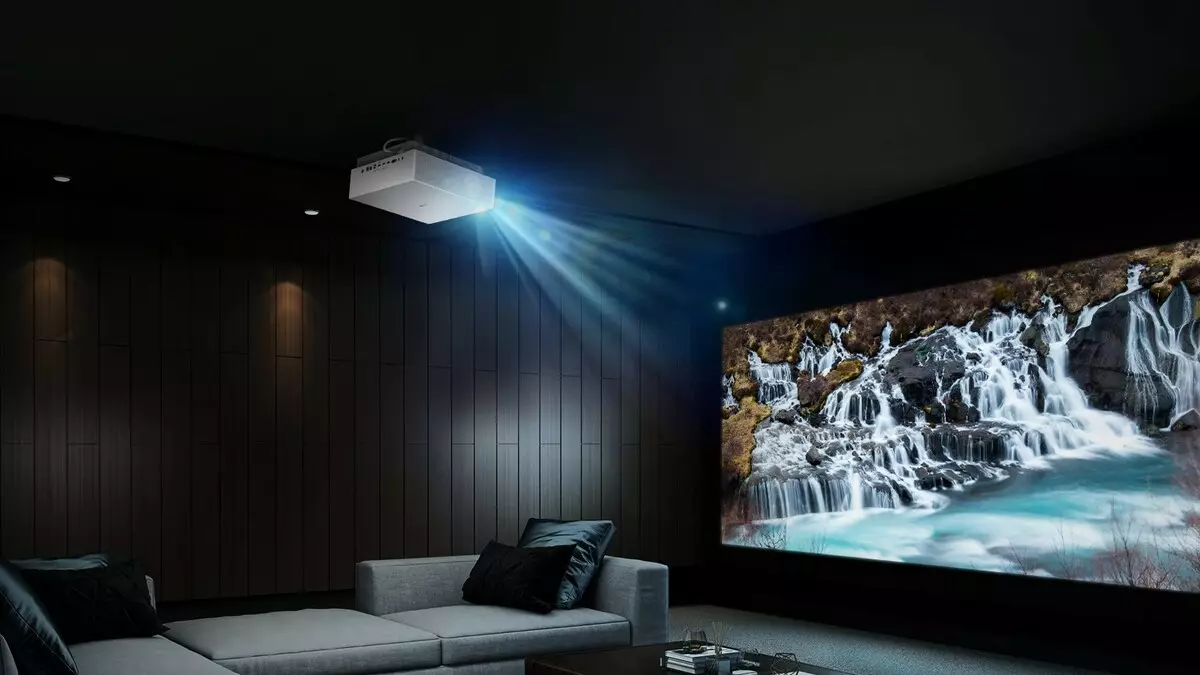 LG paskelbė Cinebeam 4K UHD lazerio pirmos klasės projektorių