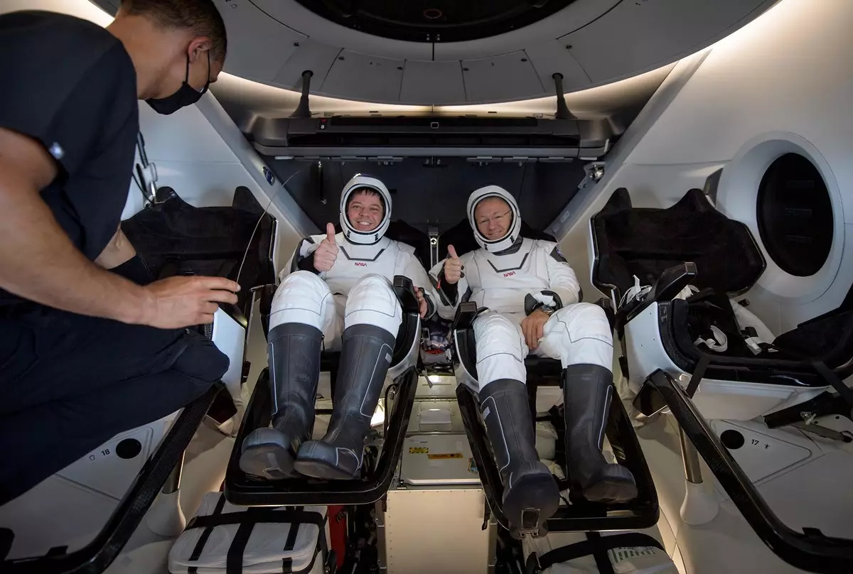 Bathut te travay: SpaceX konplete avèk siksè vòl la premye pilote nan dragon an Crew 2675_1