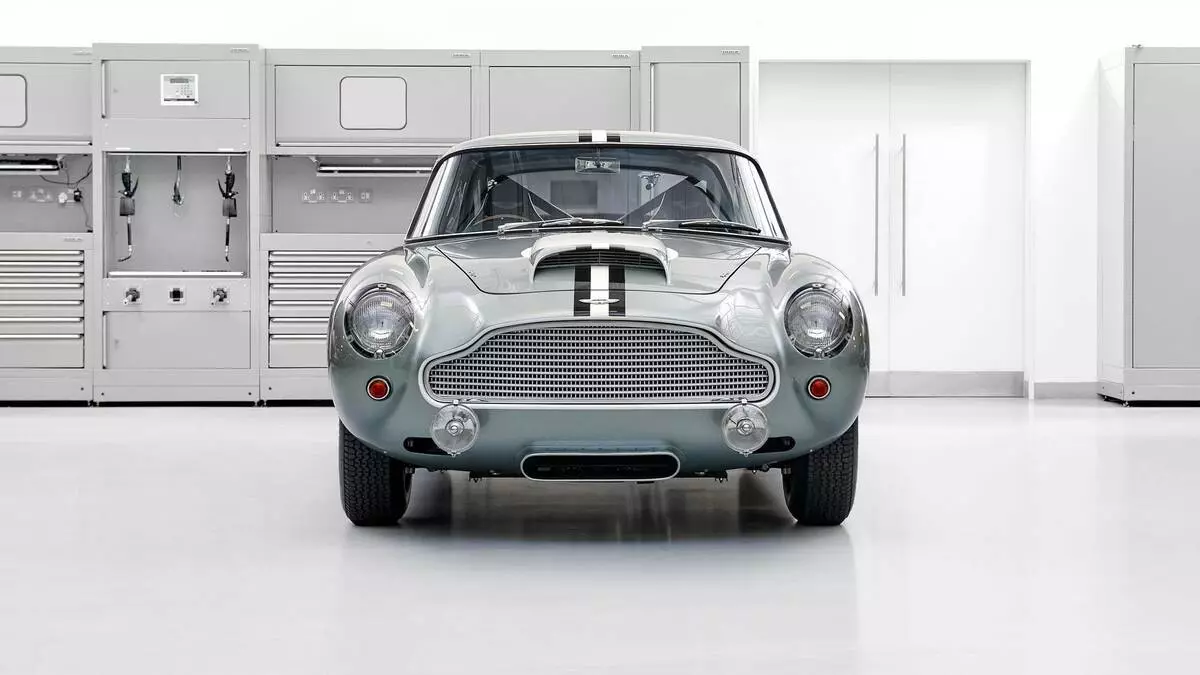 Aston Martin colocou a venda reimprimido clássico DB4