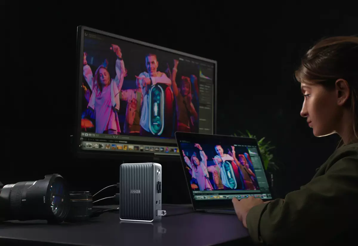 當天的三分之一：碼頭Anker 13-In-1，兩個端口Thunderbolt 3