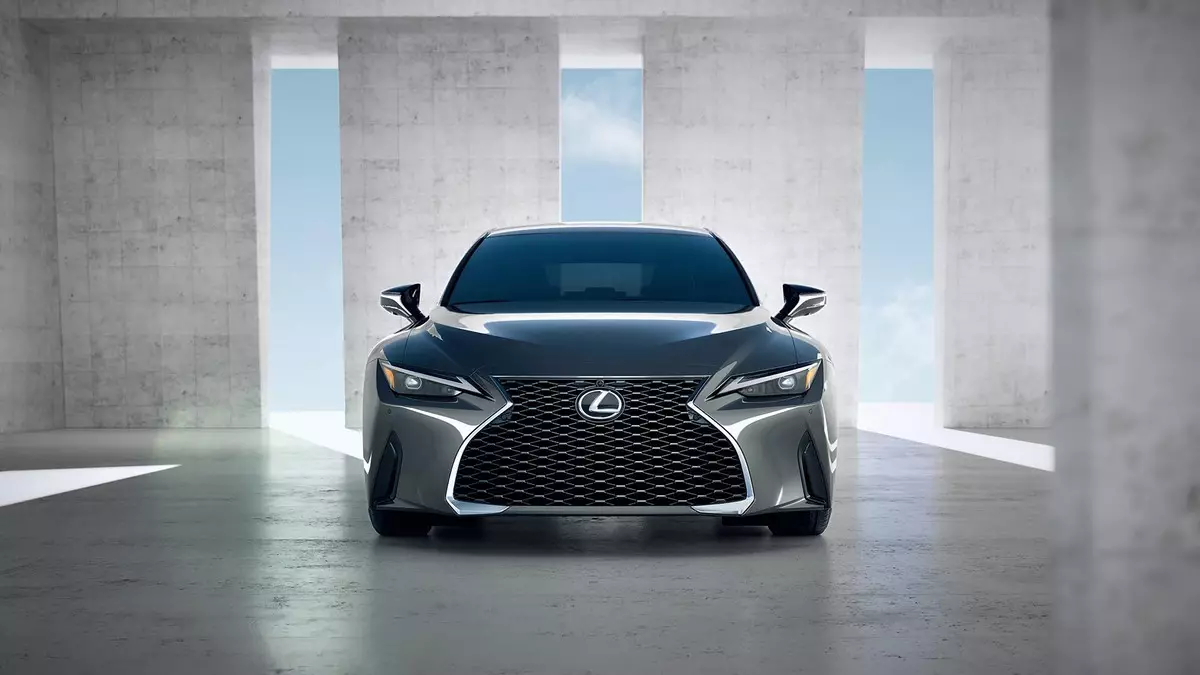 Is é atá i gceist le Lexus ná sedan stylish le salon as dáta 2902_0