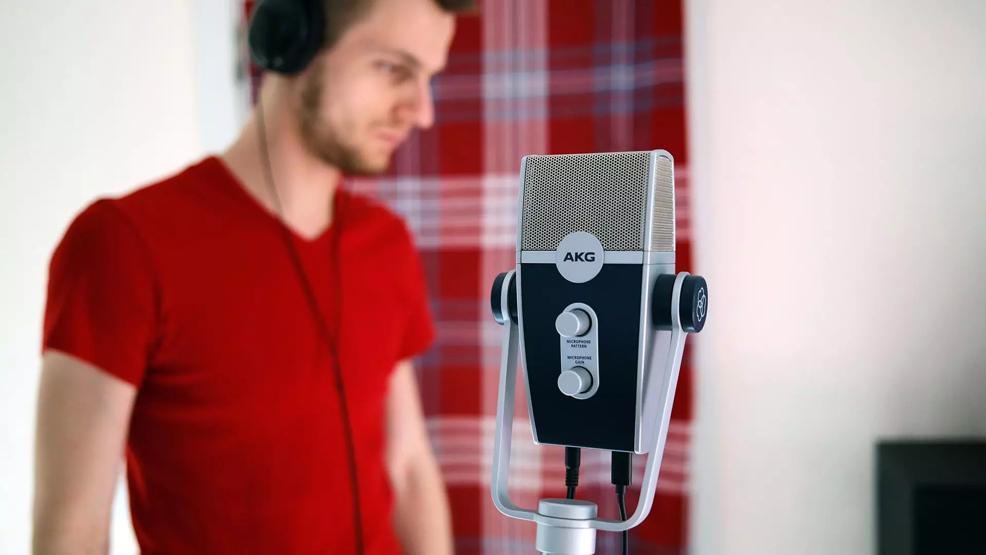 Prêt à travailler: Vue d'ensemble du microphone USB AKG LYRA