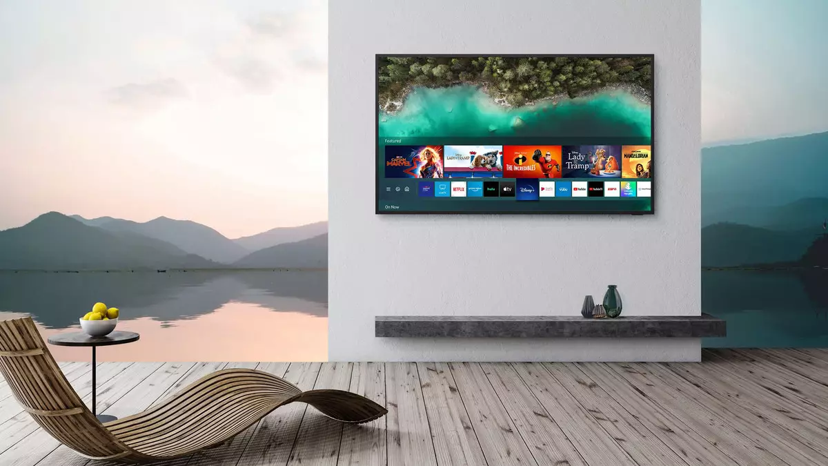 A Samsung terasz TV-t vezetett be az utcán