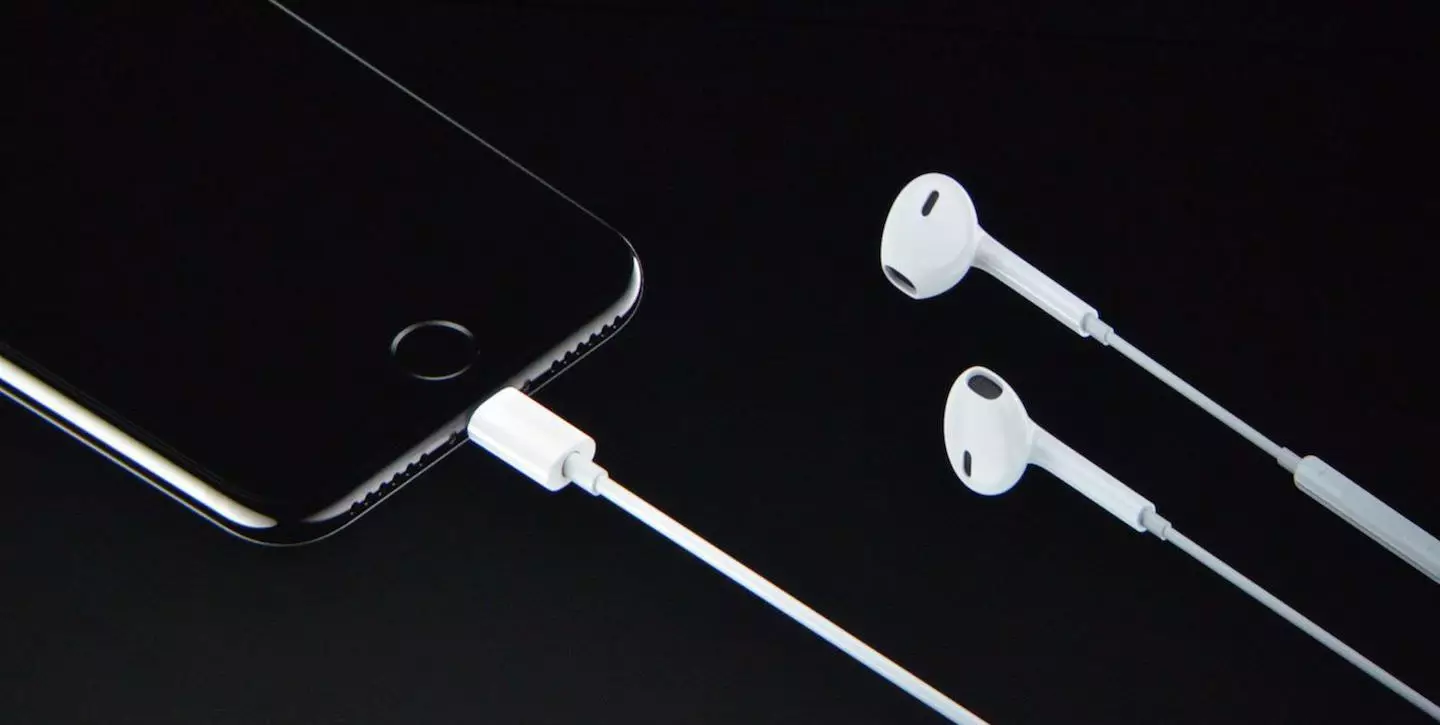 Epoch שמאל: אוזניות Earpods ייעלמו מן iPhone 12 Kit