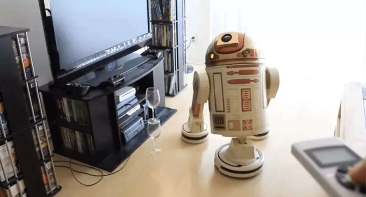 Өдрийн хувьцаа: R2-D2 загварт робот вакуум цэвэрлэгч 3077_0