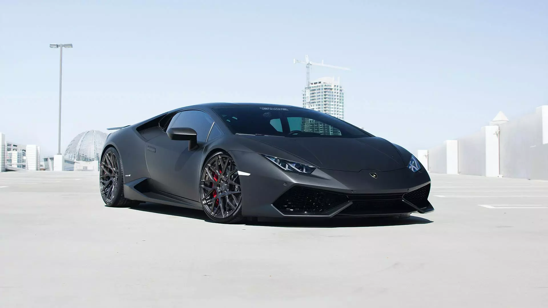 Amaren autoa eragiten duen bost urteko mutiko batek Lamborghini ibilaldia eman zuen