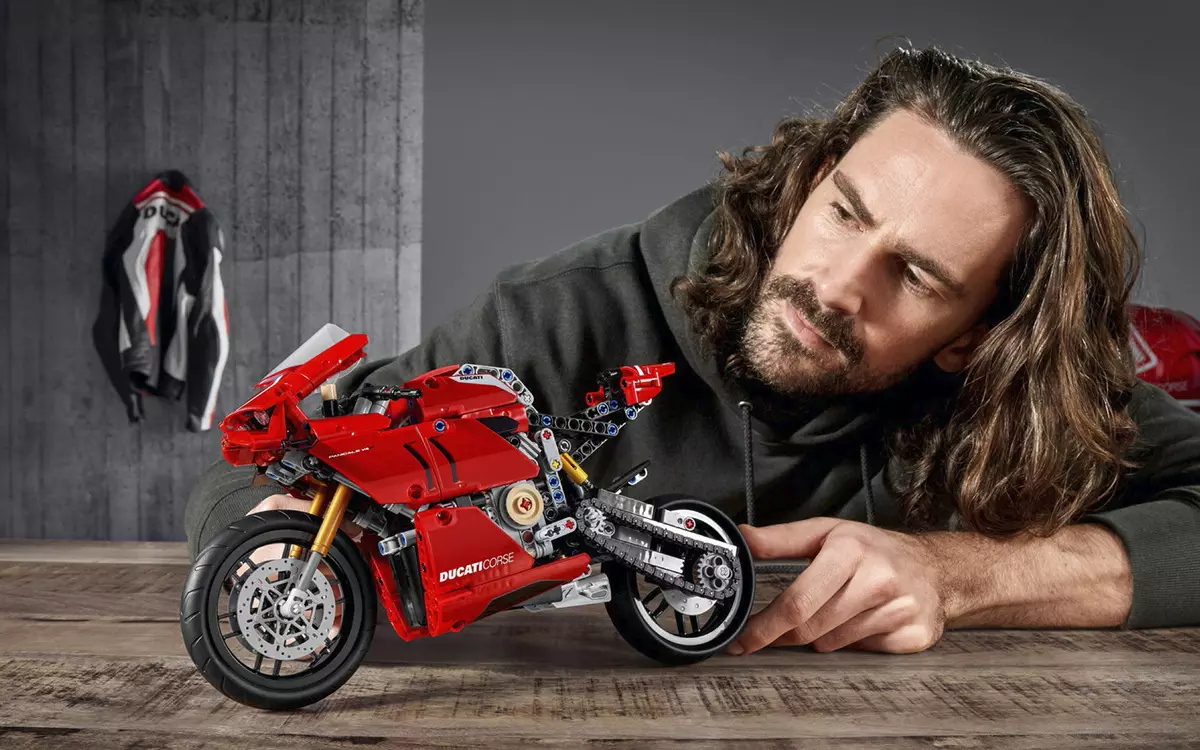 Den dne: Ducati Panigale v4 r z LEGO 3240_0