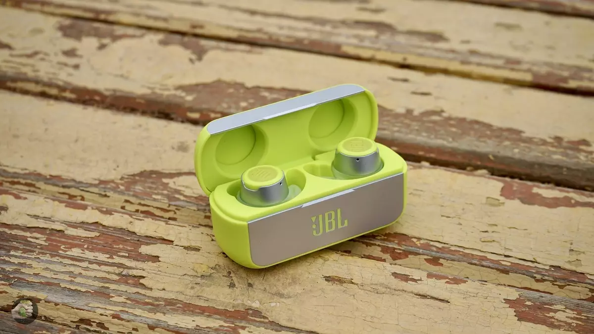 Léiríonn JBL athbhreithniú headphone sreafa