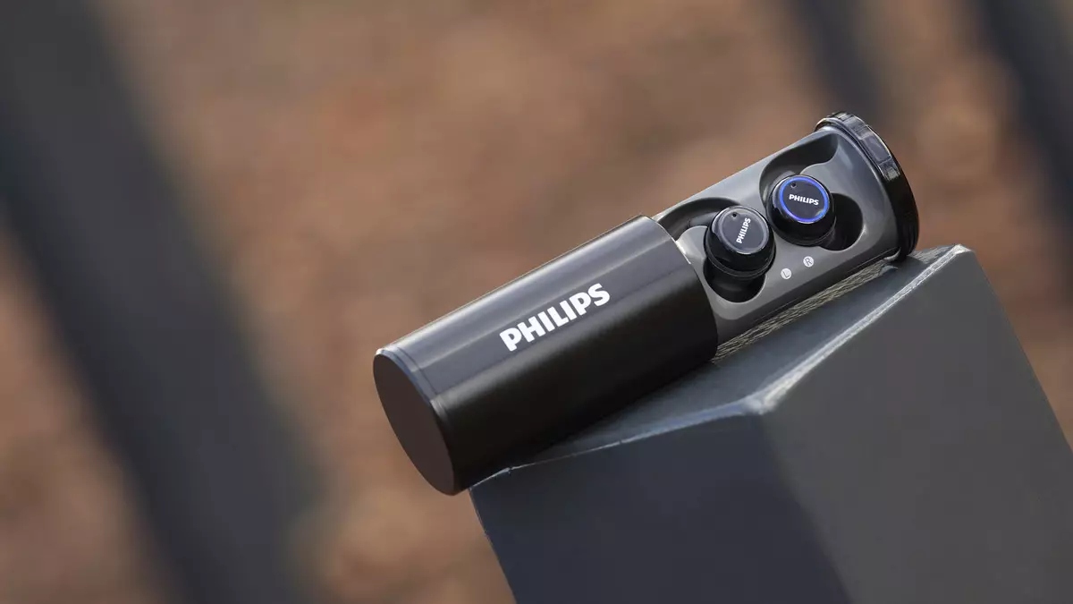 Philips ActionFit - TWS слушалки с система за дезинфекция