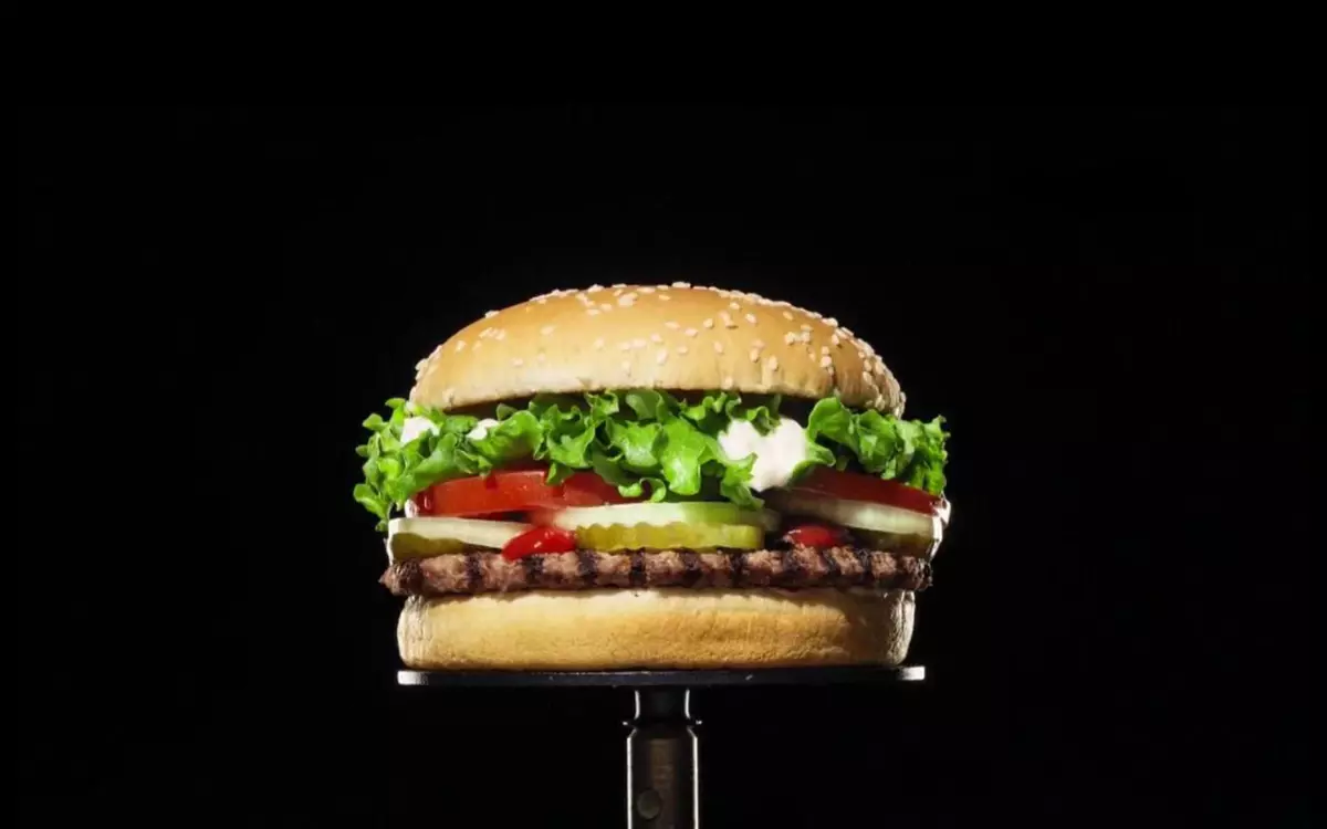 HOB: Burger King reklamuje spleśniasty burger