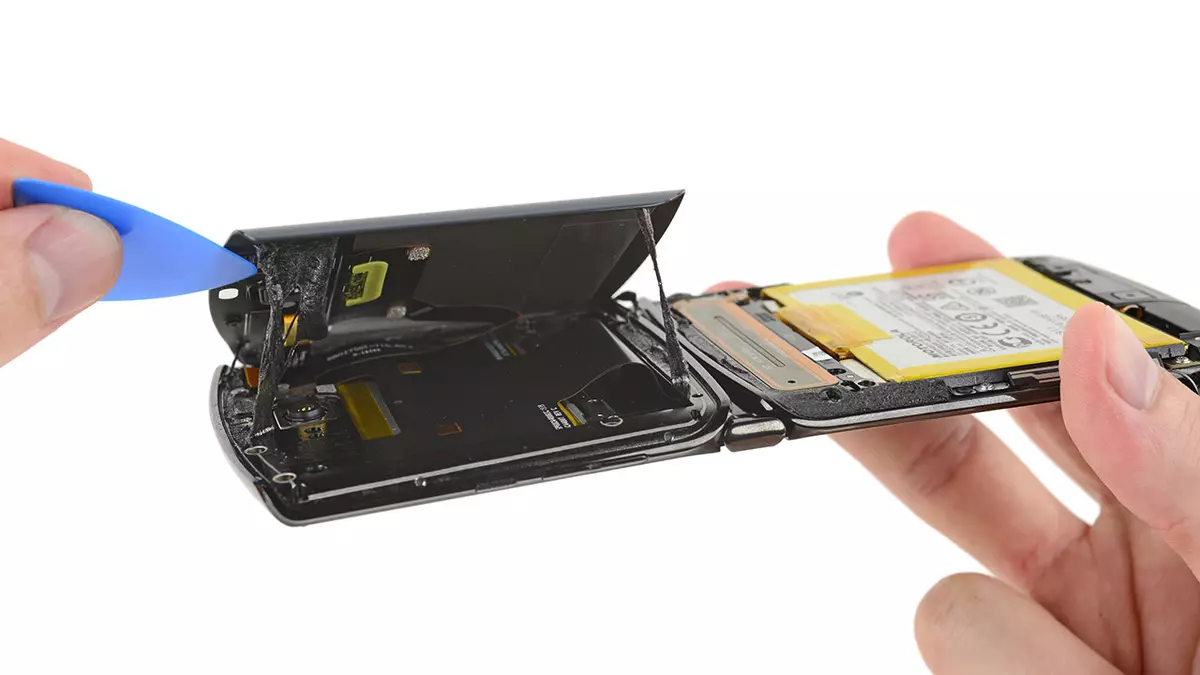 iFixit: Motorola RAZR - самы складаны смартфон для разборкі і рамонту 3659_1