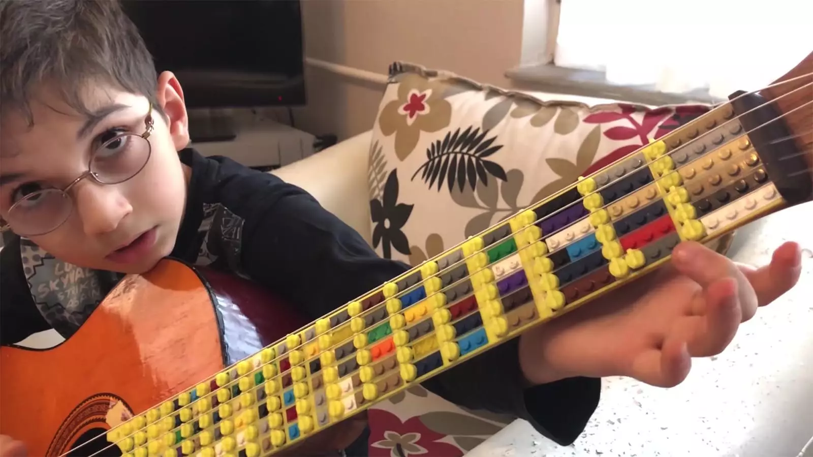 音乐家用lego-秃鹰为他的儿子制作了一个microton吉他 3686_0
