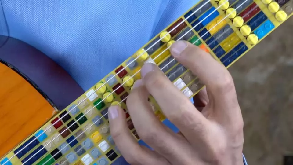 Muzyk wykonał gitarę Microton dla swojego syna z sępą Lego 3686_1