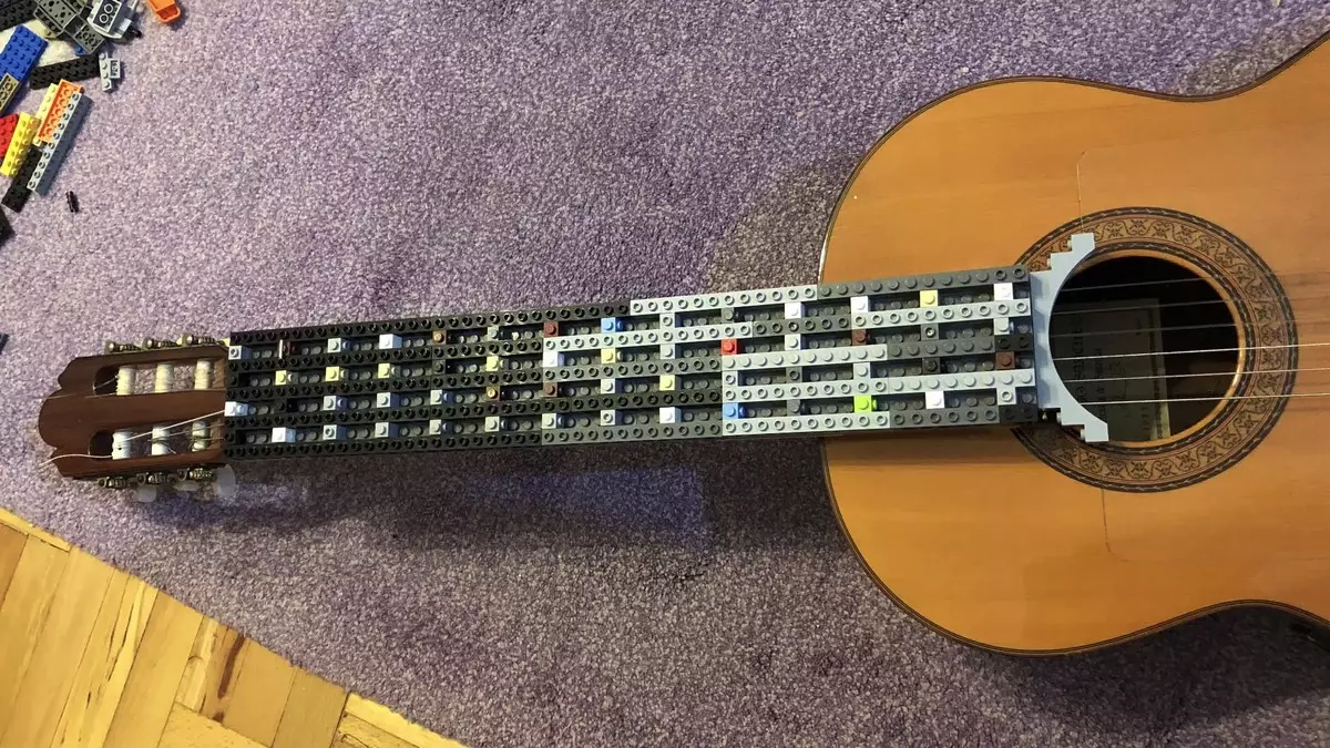 Musikken gjorde en mikrotongitar for sin sønn med en lego-vulture 3686_3