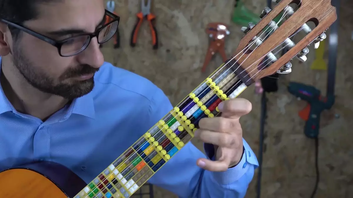 Müzisyen, bir lego-akbaba ile oğlu için bir mikroton gitarı yaptı. 3686_4