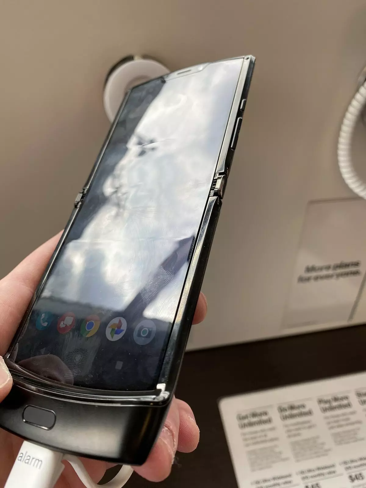 Joustava näyttö MOTOROLA RAZR (2019) tulee nopeasti Disrepair 3732_1