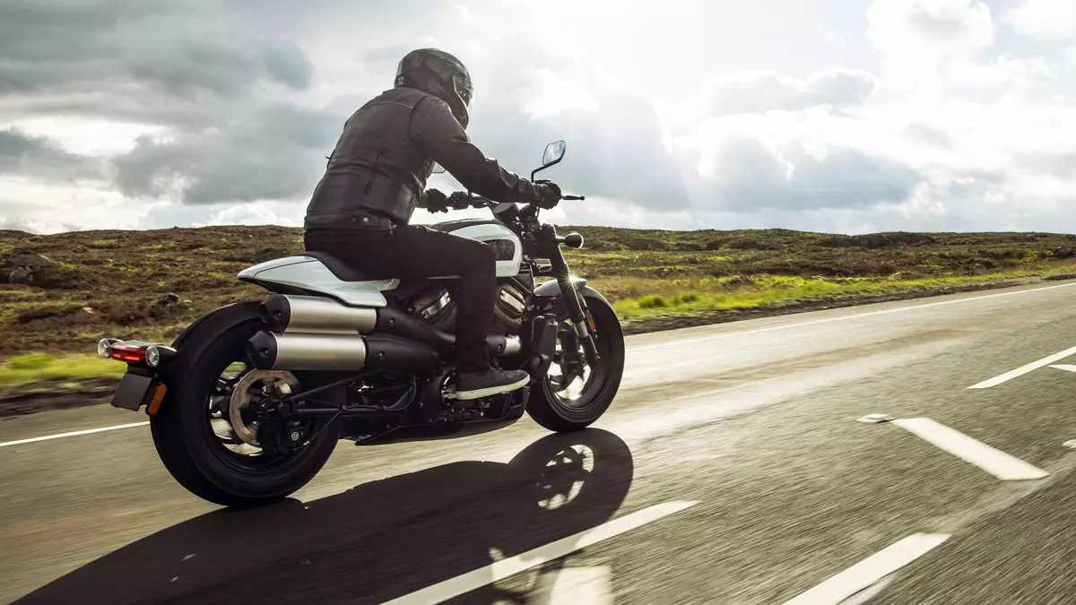 Fotosost: brital Harley-Davidson Sportstster S konkeri kè yo nan jèn
