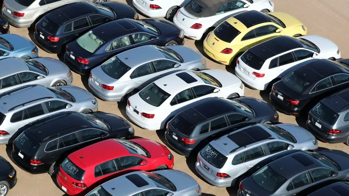 "KOMMERSANT": "Avtodat" platformundan dolayı, arabalar fiyatla sallandı