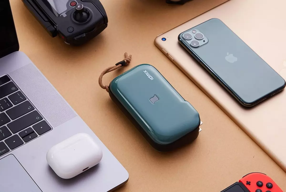 Xiaomi ha introdotto una batteria portatile con un adattatore di alimentazione integrato 3844_0