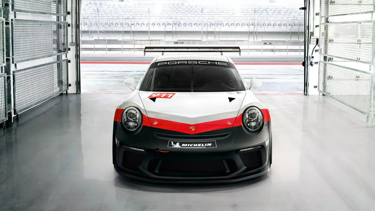 Celebrando o Campeonato Porsche Russia Simreal Copa vai para a segunda etapa de qualificação