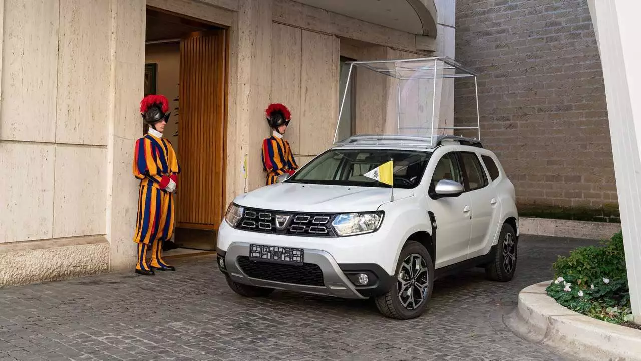 У Папи Римського новий «папамобіль». Це Renault Duster 4144_0