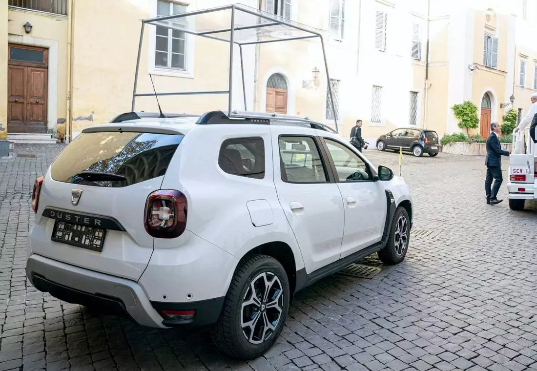 У Папи Римського новий «папамобіль». Це Renault Duster 4144_3