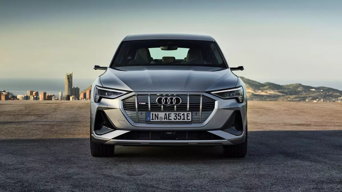 Audi oppdateres den elektriske crossover e-tron, kutte av taket 4208_1