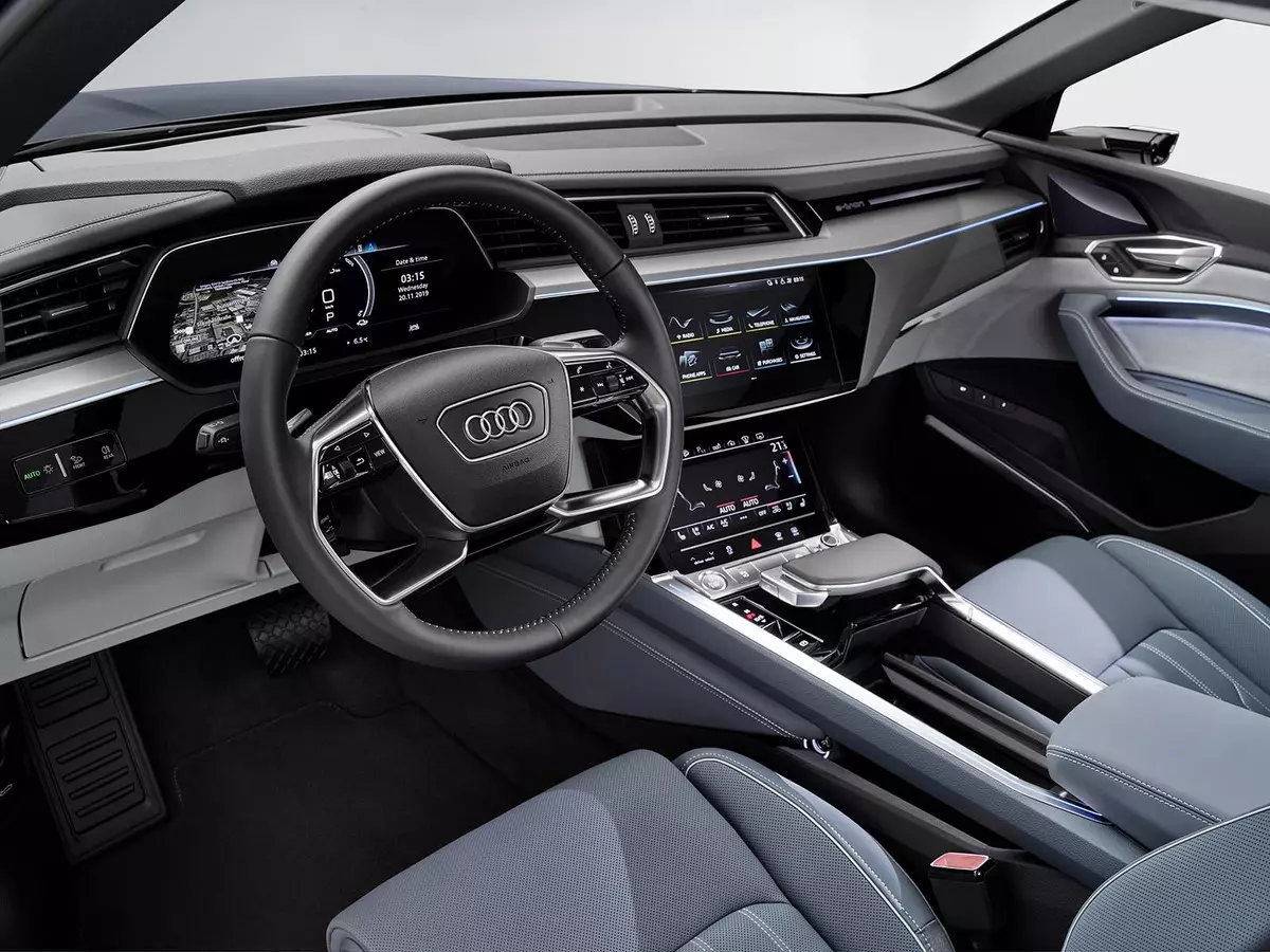 Audi uppdaterade den elektriska crossover e-tron, klippa av taket 4208_9