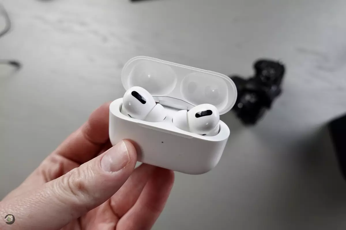 IFIXIT specialists disassembled Airpods Pro. Headphones can not be renovated 4245_0