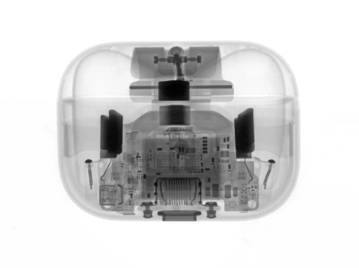 Ochwepheshe be-Ifixit bahlakaze i-Airpods Pro. Ama-headphone angavuselelwa 4245_1