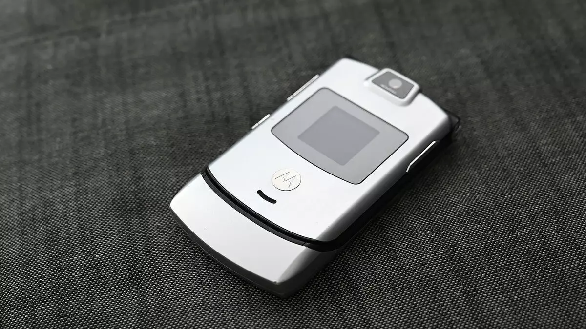 Clamshell tano nzuri isipokuwa Motorola Razr v3. 4246_0