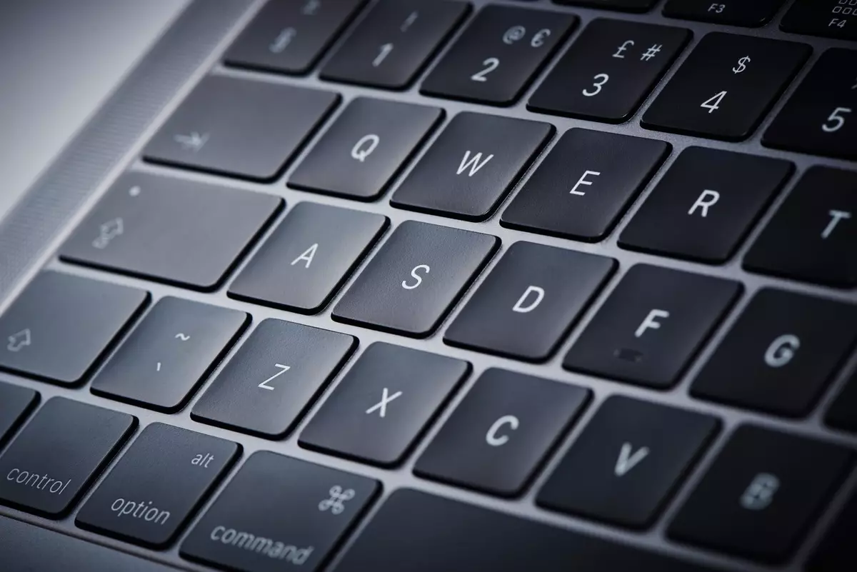 MacBook Pro အသစ်နှင့်အတူကီးဘုတ်အသစ်နှင့်အတူ MACBOBE PRO သည် 2020 အလယ်၌ပေါ်လာလိမ့်မည် 4265_0