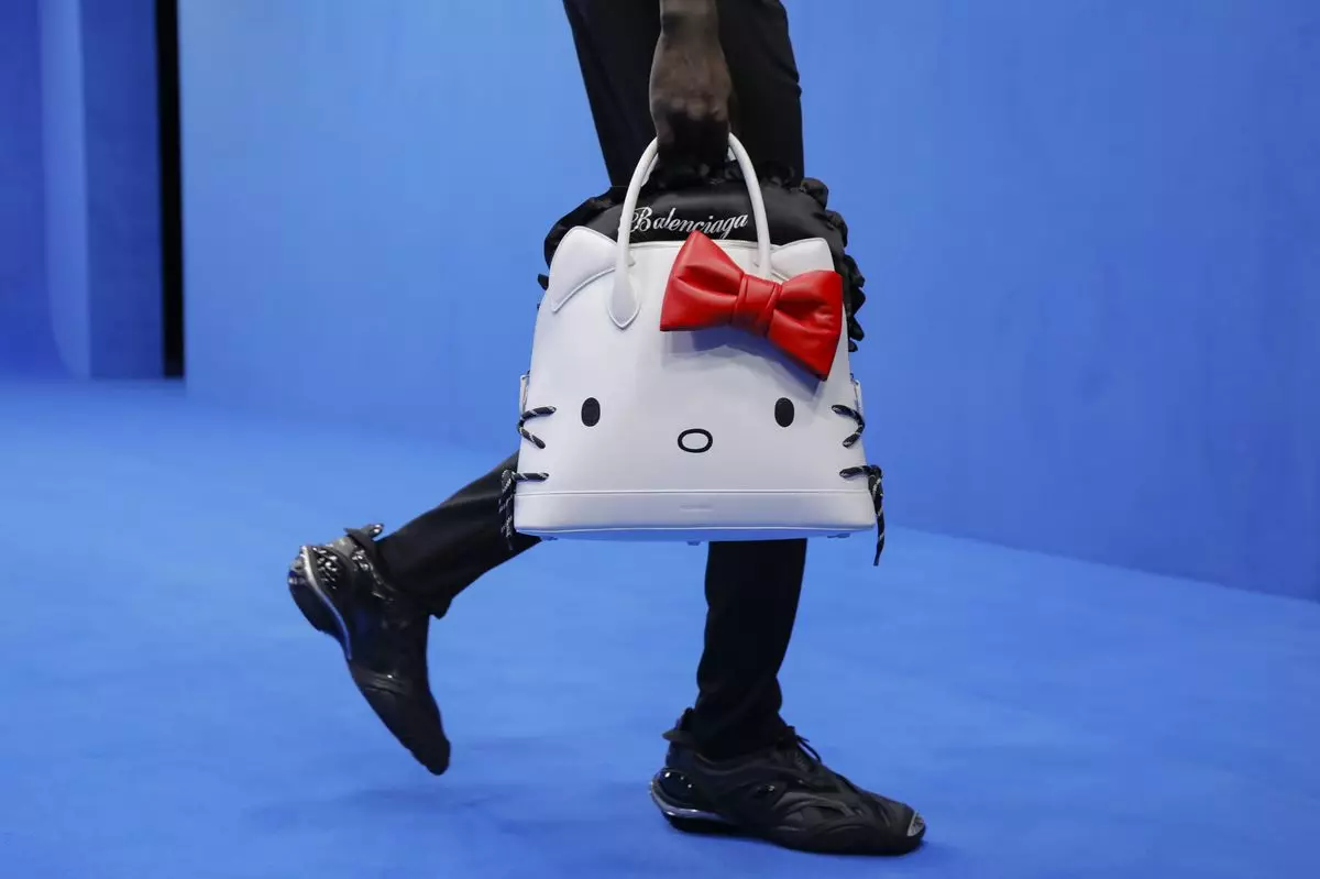 Aneh pada minggu mode di Paris: tas pria dengan hello kitty 4343_0