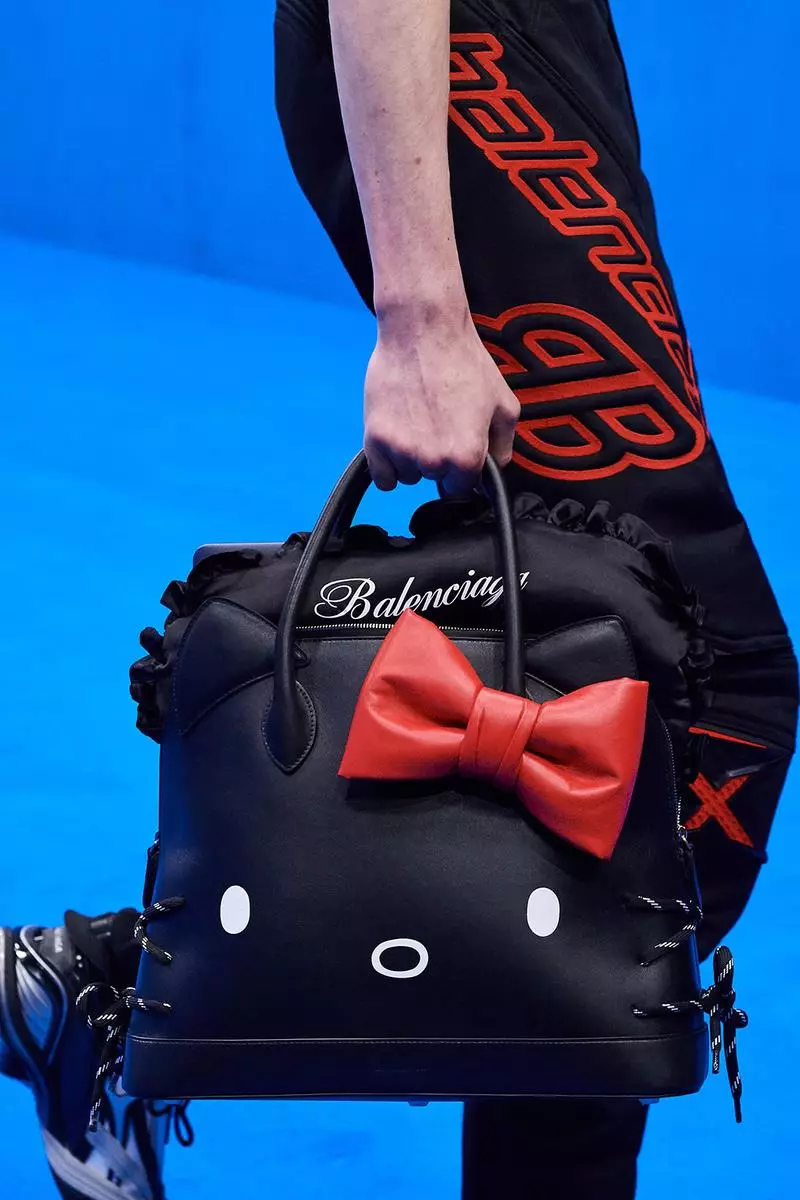 Kakaiba sa fashion week sa Paris: mga bag ng lalaki na may Hello Kitty 4343_1