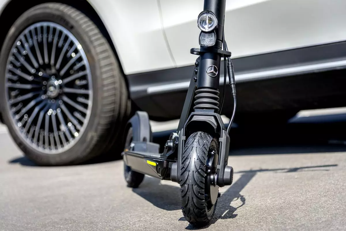 Mercedes-Benz introdujo un scooter eléctrico 4548_0