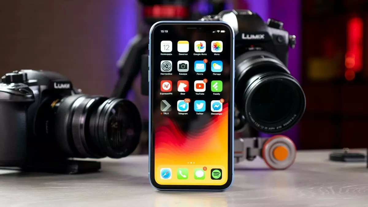 Neden, yeni iPhone'ların sunumundan sonra, eski iPhone XR'nin ötesine geçmeniz gerekir. 4607_0