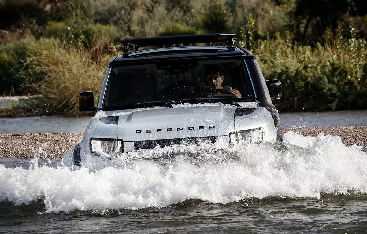 Što je još važnije, iPhones: Land Rover je uveo novi branitelj 4676_11