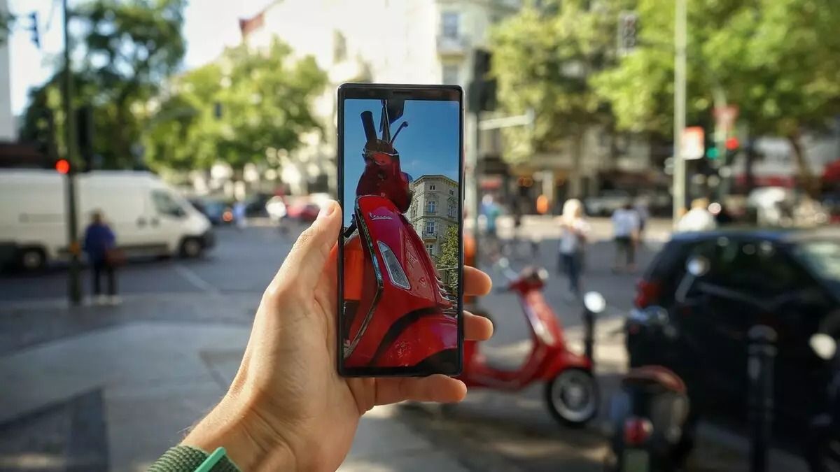 Ni rigardis la reduktitan flagŝipon Sony Xperia 5 4716_0