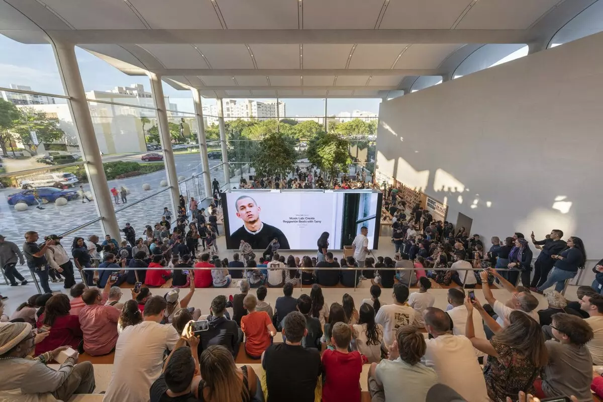 Look at the new Apple Store, built in Miami, with the participation of Johnny Quince 4759_4