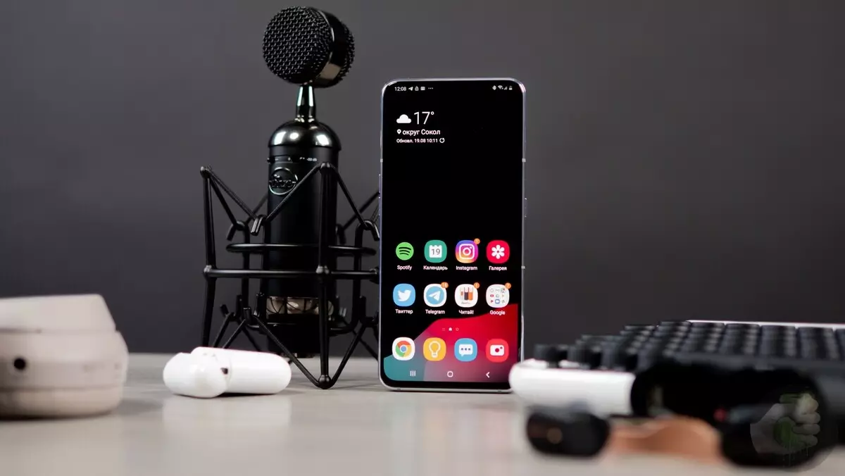 Samsung Galaxy A80 syn: duýgular bilen ýaşa 4839_1