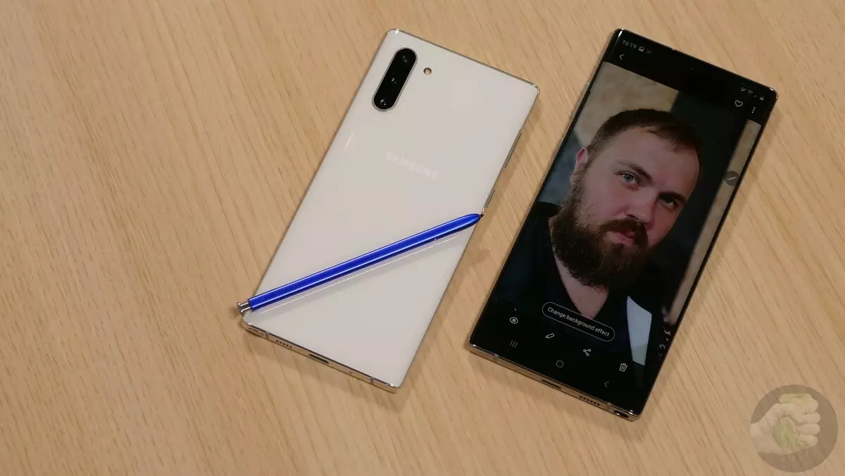 V stopách prezentácie Samsung: Galaxy Note10 a Note10 +, tenký notebook a športové hodinky 4915_2