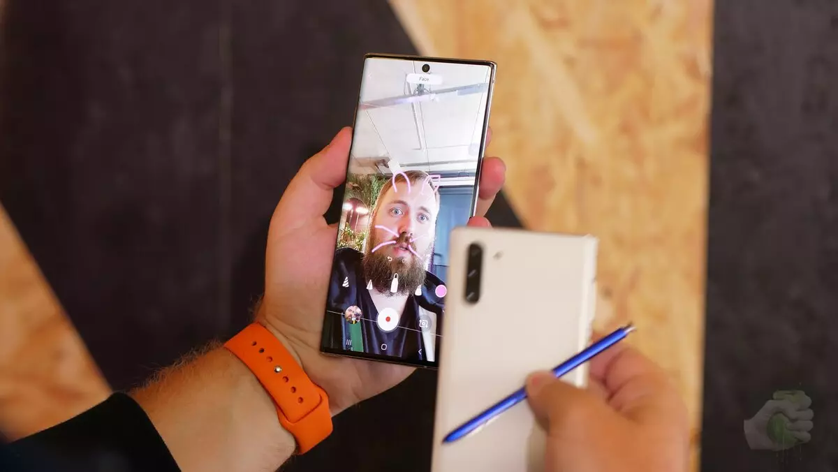 V stopách prezentácie Samsung: Galaxy Note10 a Note10 +, tenký notebook a športové hodinky 4915_5