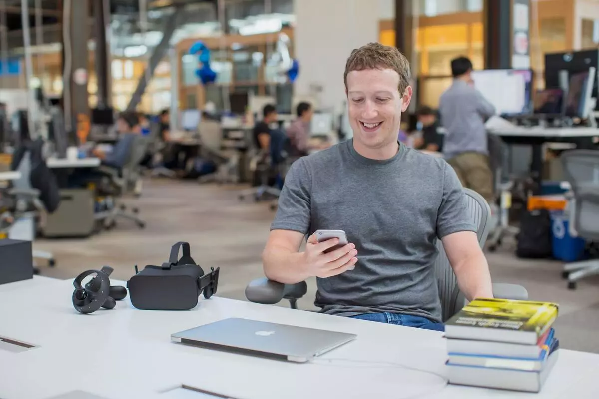 "Roscatism" prati zavetima Zuckerberg i predlaže da se stavi laptop kamerama