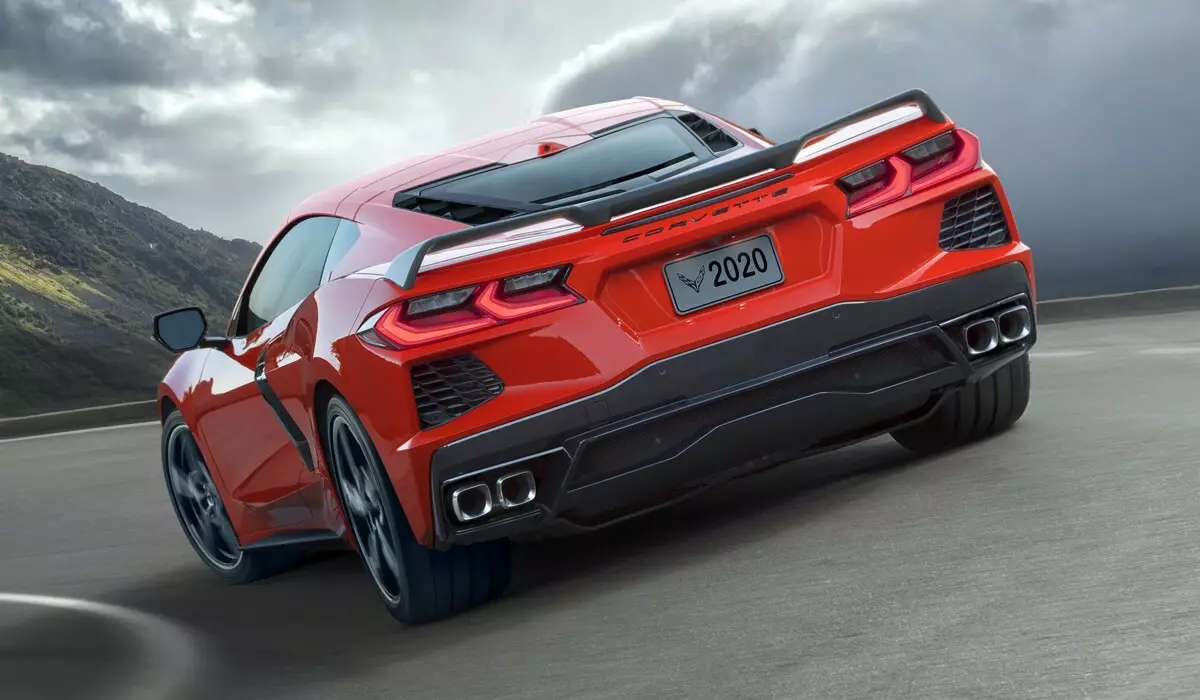 Зграшылі з Ferrari: прадстаўлены новы Chevrolet Corvette 5039_12