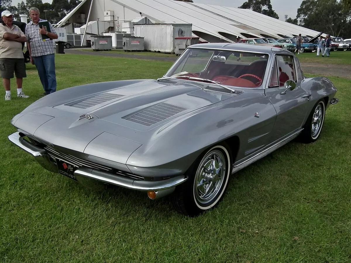 Šķūnis ar Ferrari: Jauns Chevrolet Corvette 5039_2