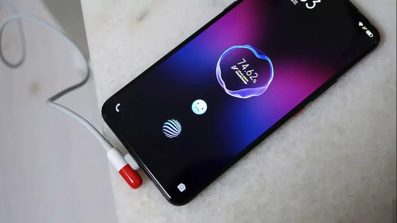 Vivo eta OPPOk 120 watt-eko kargak eta kamera kargatu zituzten smartphonak erakutsi zituzten pantailaren azpian 5113_0