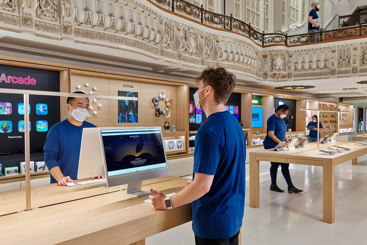 A Apple renovou um cinema para fazer uma loja de maçã muito bonita 525_9